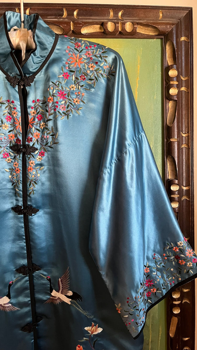 Deadstock Embroidered Blue Silk Chinese Robe – Strange Vintage